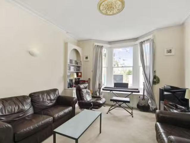 Charming 1 BA 3 bedroom property to let in Homestead Road, Lon.