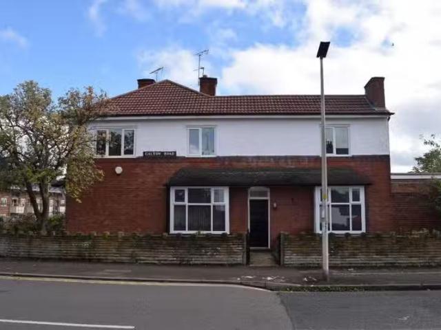 Cozy 1 BA 3 bedroom semi detached house for rent in Abbey Road.