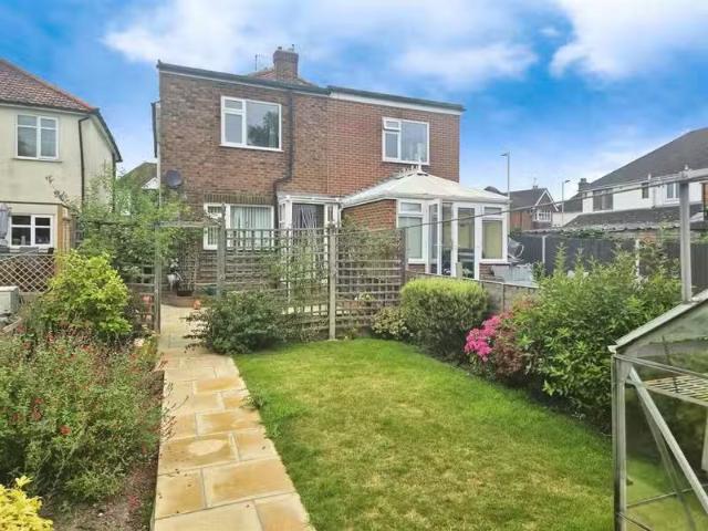 Charming 1 BA 3 bedroom semi detached house for rent in Boxall.
