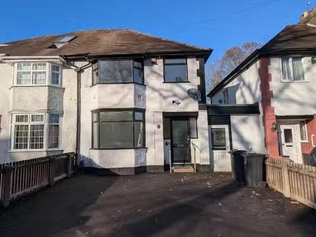 Rental! 1 BA 3 bedroom semi detached house for rent in Grosven.