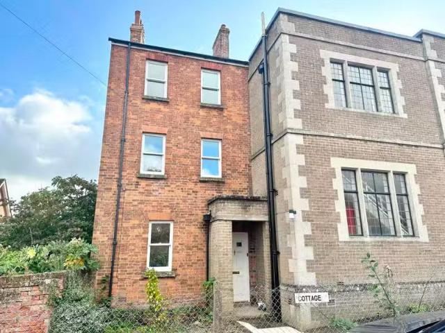 Rental! 1 BA 3 bedroom semi detached house for rent in Tylers.