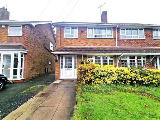 Cozy 1 BA 3 bedroom semi detached house for rent in Thornwood.
