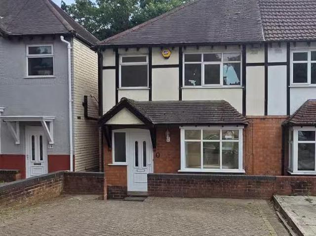 Cozy 1 BA 3 bedroom semi detached house for rent in Woodleigh.