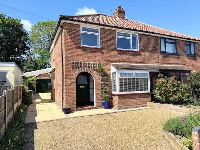 Just in! 1 BA 3 bedroom Semi Detached House to rent, Broom Ave.
