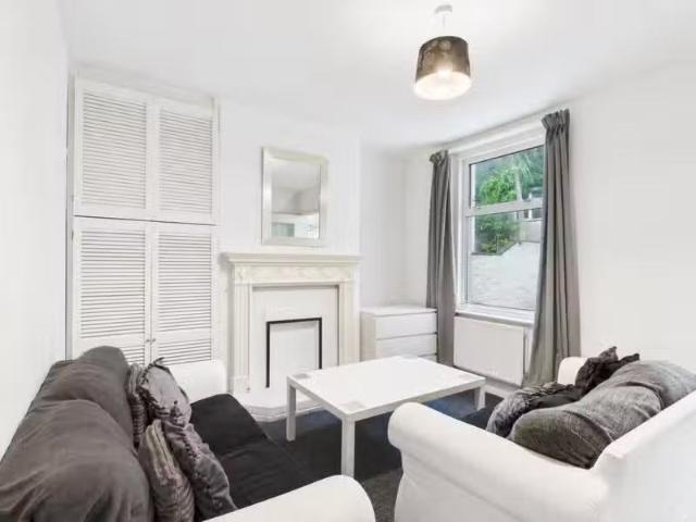For Rent! 1 BA 4 bedroom terraced house for rent in Hollingdea.
