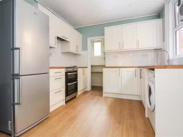 Deal! 1 BA 4 bedroom terraced house for rent in North Holmes R.