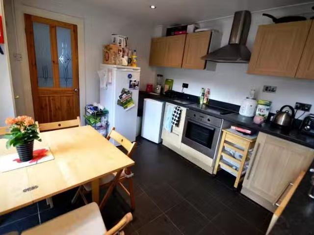 Charming 1 BA 4 bedroom house for rent in Donald Street, Roath.