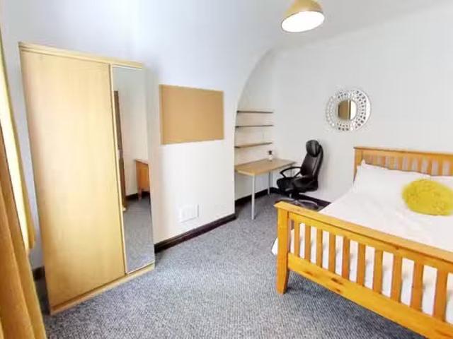 Unique 1 BA 4 bedroom house share for rent in Garden Lane, Che.