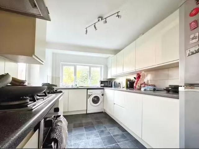 Cheap 1 BA 4 bedroom Mid Terrace House to rent, Northcote Road.