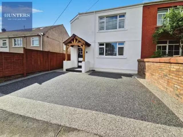 Cheap 1 BA 4 bedroom semi detached house for rent in Hendre Ro.