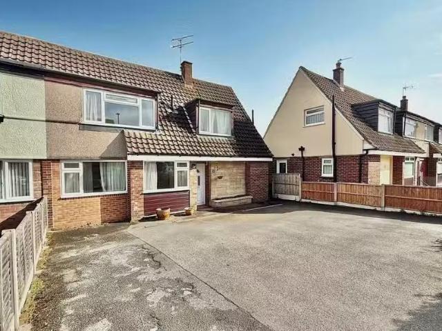 Deal! 1 BA 4 bedroom semi detached house for rent in Hillcrest.