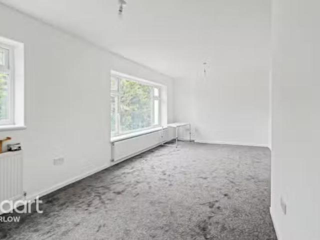 Nice 1 BA 5 bedroom town house for rent in The Hides, Esintera.