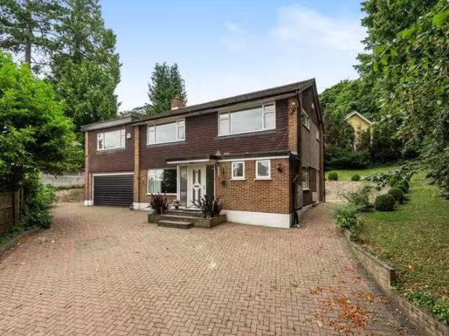 Nice 1 BA 5 bedroom detached house for rent in Park Road, Kenl.