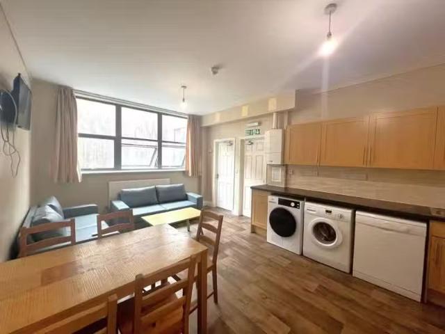 New 1 BA 5 bedroom flat for rent in St Augustines Parade, Bris.