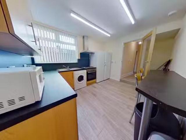 Charming 1 BA 5 bedroom house share for rent in Hilda Street.