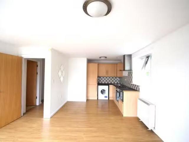 Just in! 1 bedroom apartment for rent in Brackendale Court, Th.