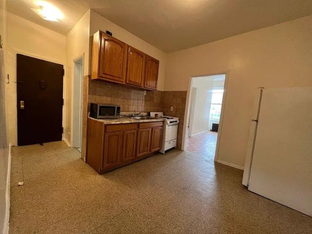 For Rent: 1 Bedroom apartment. Price: $2, New Lots