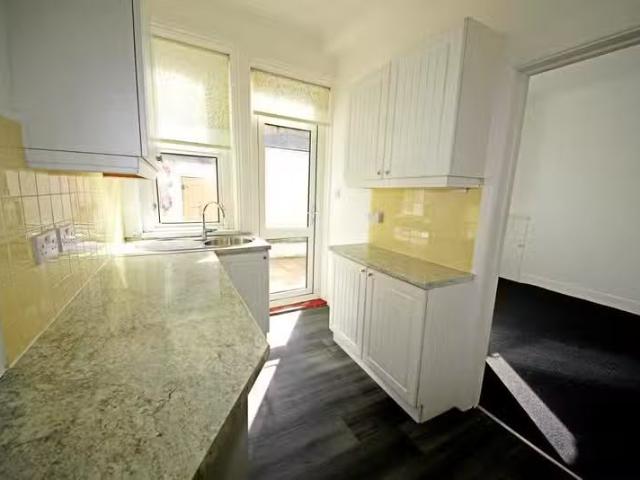 Cheap 1 bedroom ground floor flat for rent in Eldon Place, Bou.