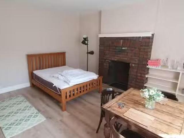 Just in! 1 bedroom flat for rent in Elmdale Road, Tyndalls Par.
