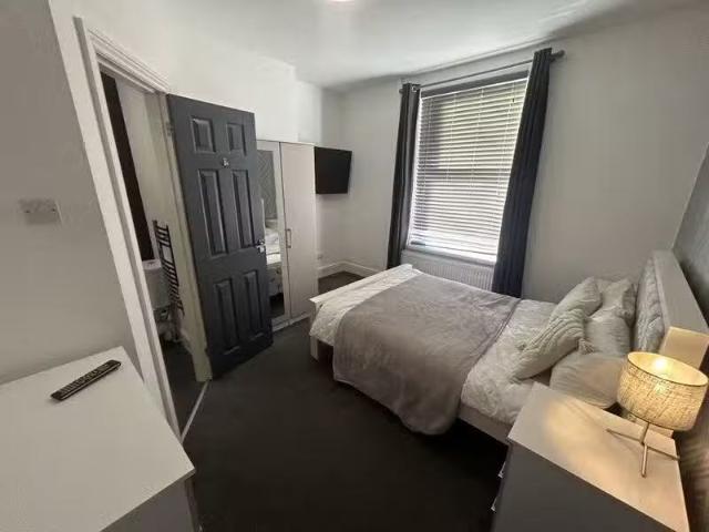 For Rent! 1 bedroom house of multiple occupation for rent in W.