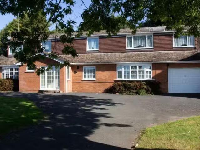 Charming 1 bedroom house share for rent in 30 Old Mill Avenue.