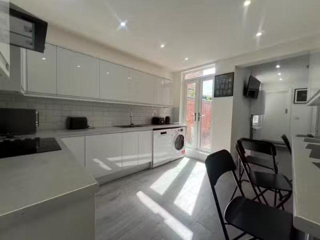 Deal! 1 bedroom house share for rent in Lightwoods Road, Smeth.