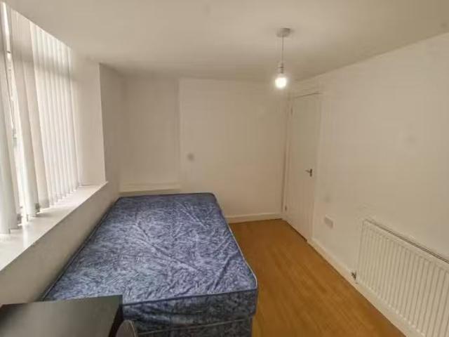Nice 1 bedroom house share for rent in Meadow Street, Trefores.