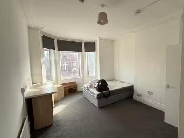 For Rent! 1 bedroom house share for rent in Room 8, 208 210 Ba.