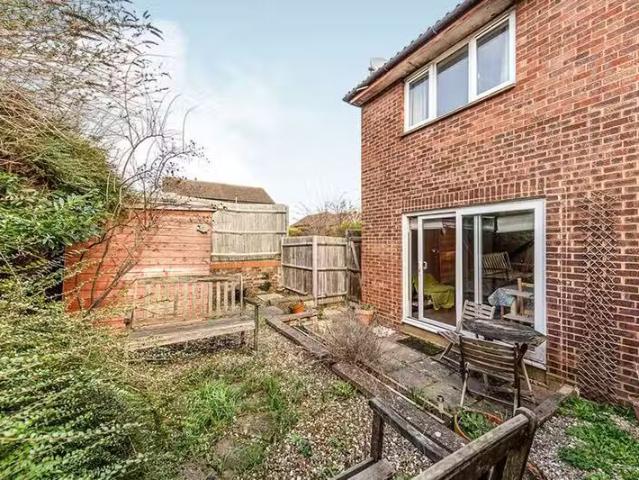 Deal! 1 bedroom Mid Terrace House to rent, Coleridge Close, Hi.