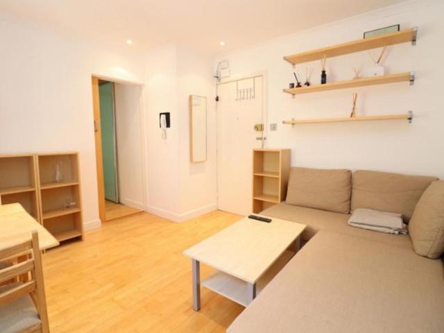 For Rent 1 Bedroom Shared Living/roommate London London DS90559361
