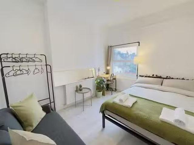 Nice 1 BR Maud Road, London