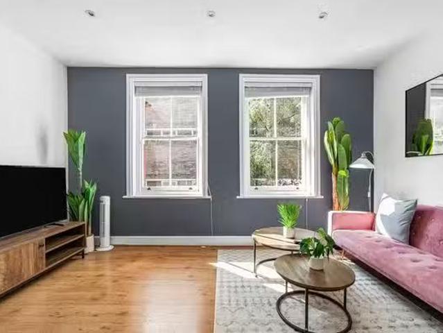 Cheap 1 BR East Tenter Street, London