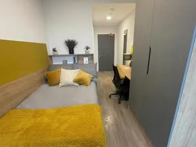 Cheap 1 BR Hillfort House, Brighton Bronze En Suite