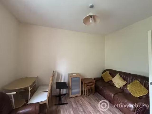 Deal! 1 BR Property to rent in 7 Skene Square, Flat 6, 3rd Flo.