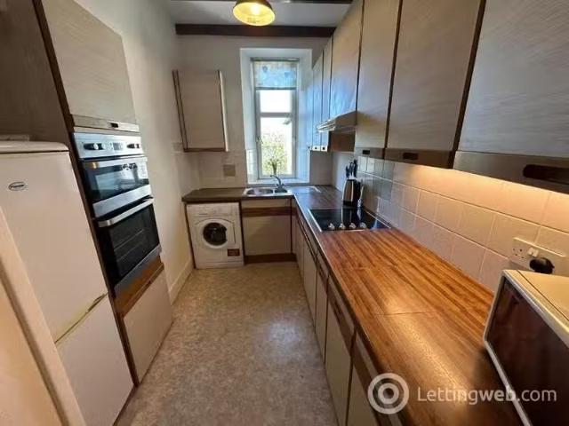 For Rent! 1 BR Property to rent in Claremont Street, West End.