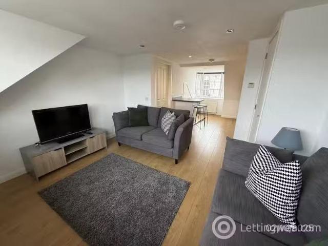 Charming 1 BR Property to rent in Crown Street, Top Floor, Abe.