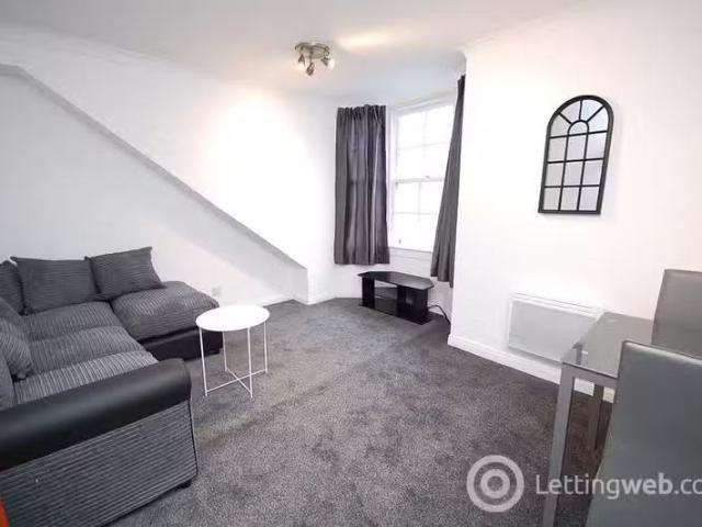 Cozy 1 BR Property to rent in St Mary's Place, Top Floor Left.