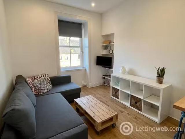 Nice 1 BR Property to rent in partson Street, Easter Road, Edi.