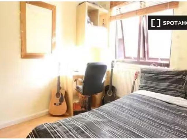 New 1 BR Room for rent in 4 Bedroom Apartment in Bow