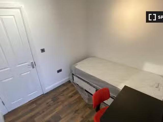 Cheap 1 BR Room for rent in 5 bedroom apartment in Camberwell.