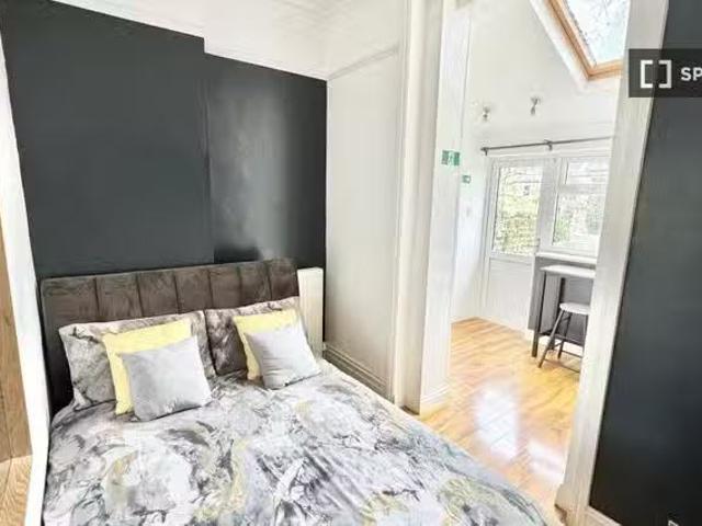 New 1 BR Room in a shared 2 bedroom flat in Thamesfield, London