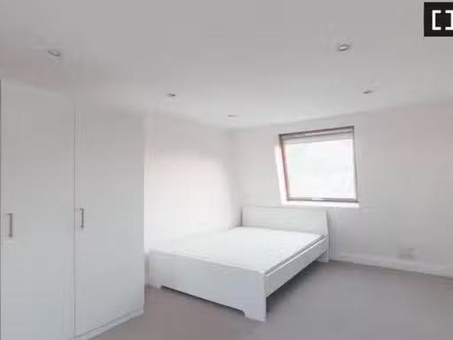 For Rent! 1 BR Spacious room in 6 bedroom flat in Hammersmith.