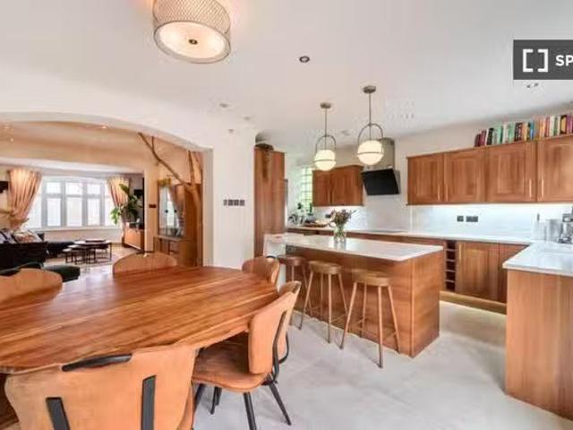 For Rent! 1 BR 3 bedroom apartment for rent in Heathrow Villag.