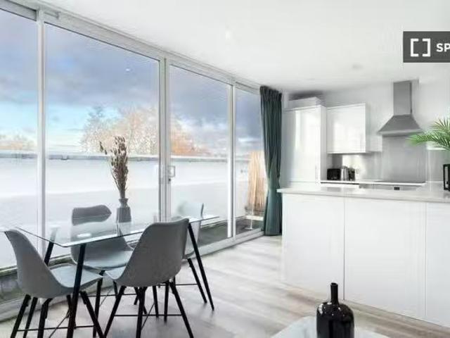 For Rent! 1 Room 2 bedrooms apartment for rent in Earls Court.