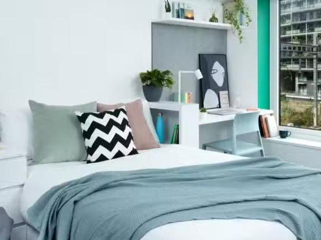 Charming 1 Room Scape Canada Water Bed in a Premium Two Person.