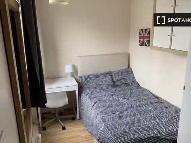 Charming 1 Room Room in a 4 bed flatshare in Mile End