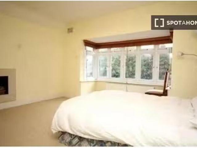 Charming 1 Room Room in shared flat for rent in London, 5 bedr.