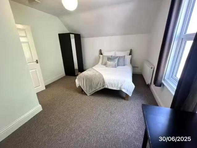 For Rent! 2 BA 1 bedroom apartment for rent in Gloucester Road.