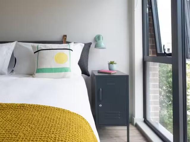 Unique 2 BA 1 bedroom flat for rent in Dingwall Road, Croydon.