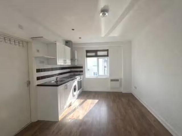 For Rent! 2 BA 1 bedroom flat for rent in King Edward Road, EN8
